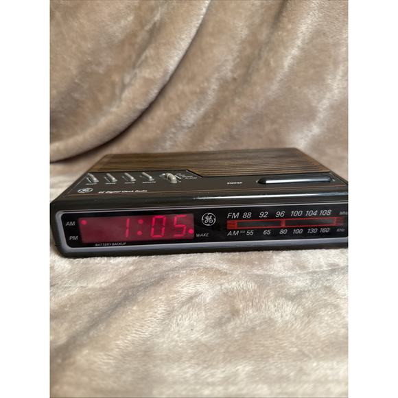 GE | Other | Vintage Ge Model 7462a Woodgrain Digital Alarm Clockradio ...